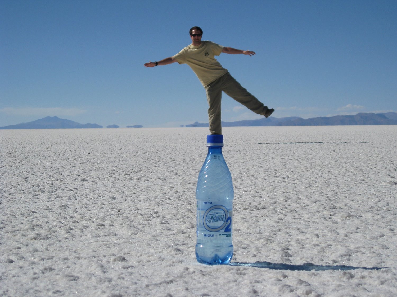 16 Incredible Forced Perspective Examples (+ Tips)